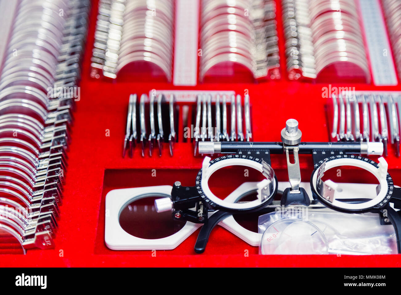 A set of replaceable lenses and a special universal trial ophthalmic ...