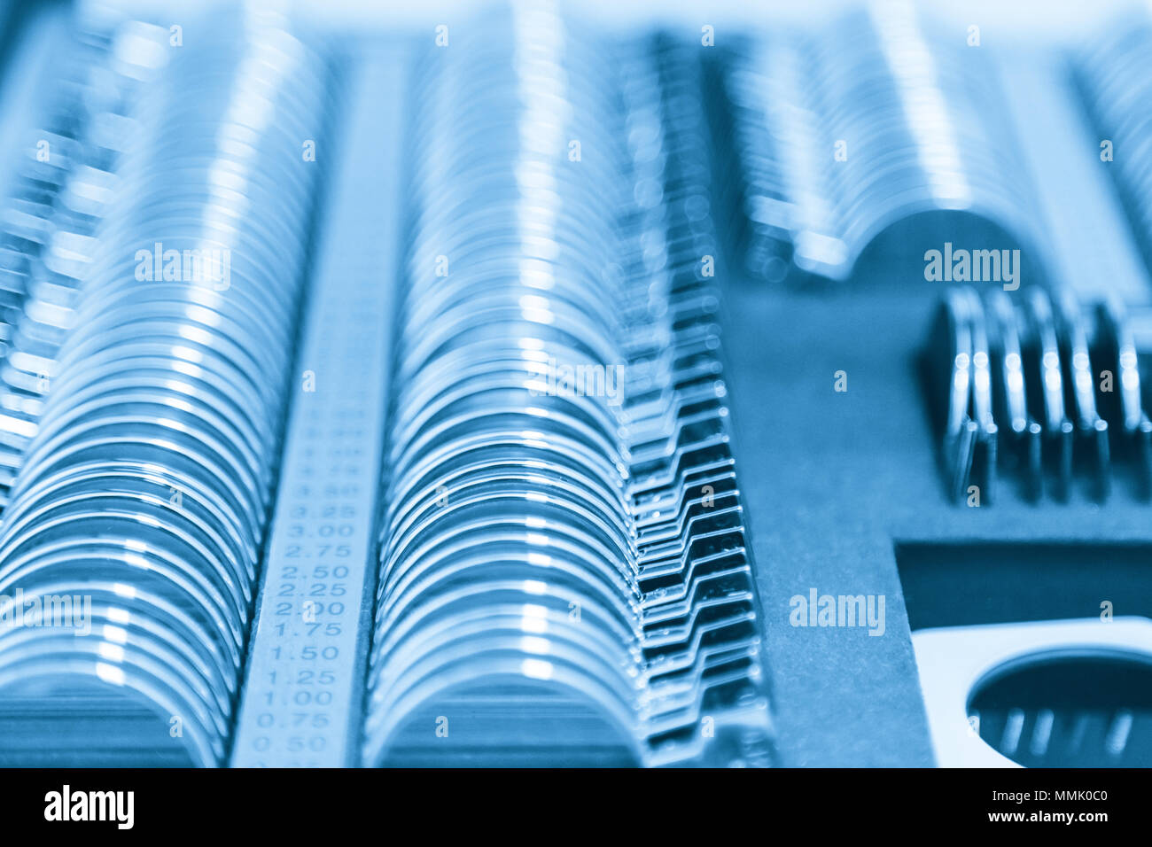 A set of replaceable lenses and a special universal trial ophthalmic ...