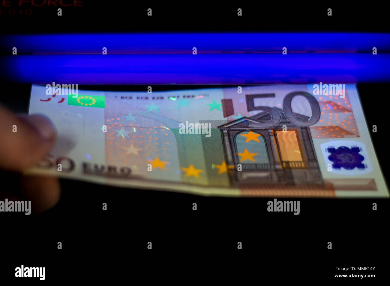 Fake check hi-res stock photography and images - Alamy