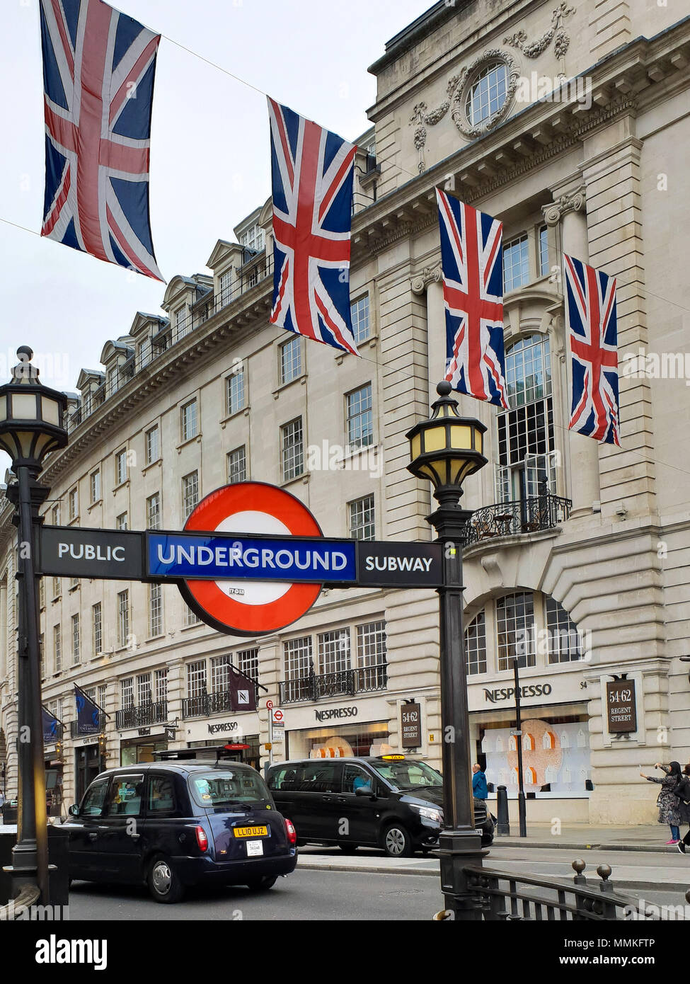Union jack flag above london taxi hi-res stock photography and images ...