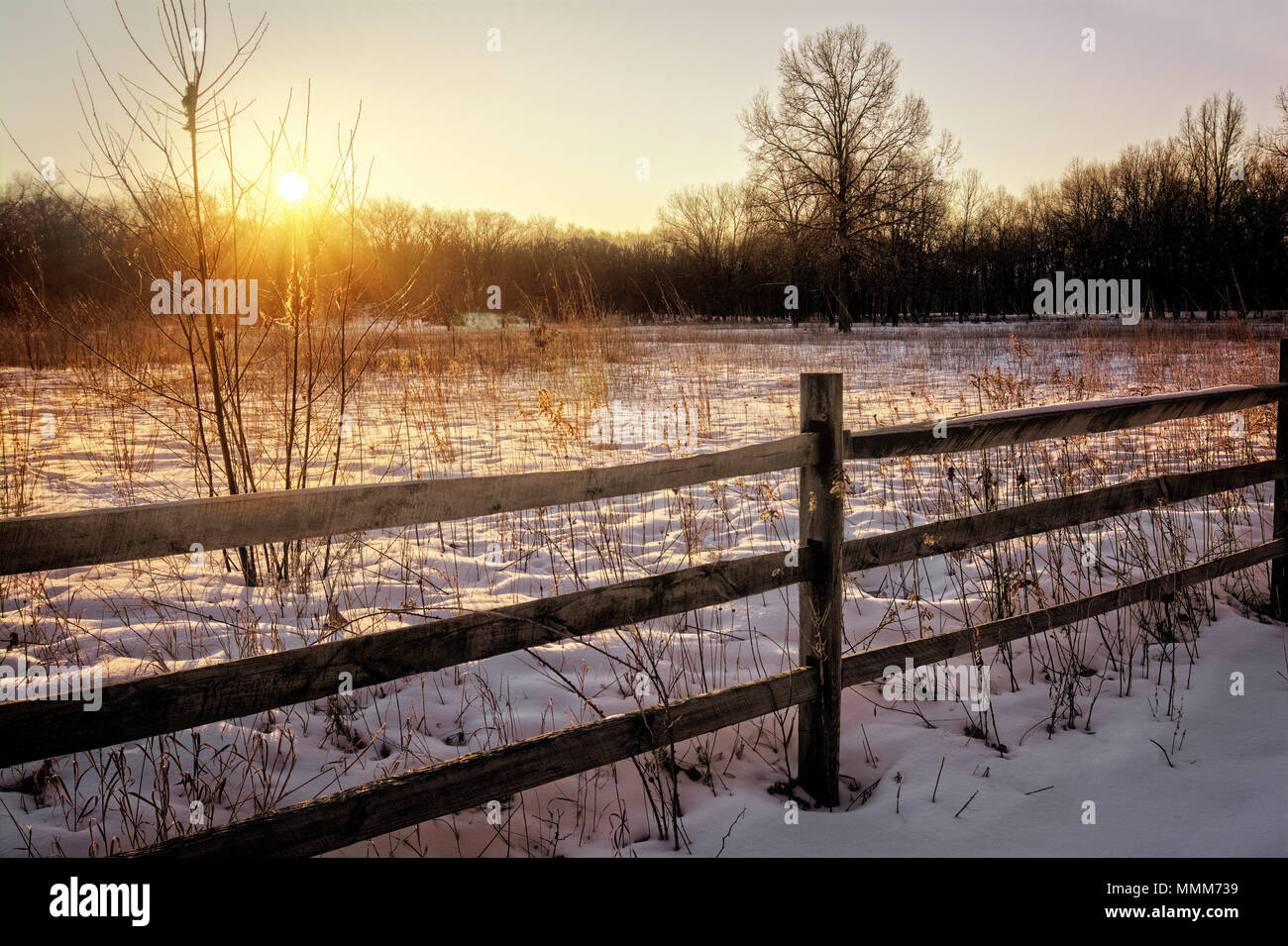 White split rail fence hi-res stock photography and images - Alamy