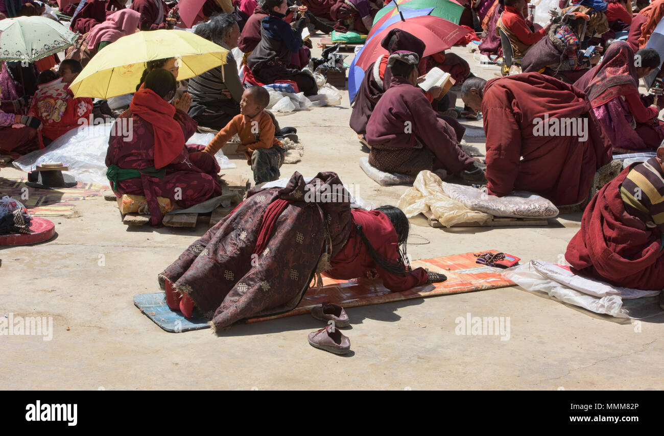 Tibetan pilgrim doing prostrations at lama teachings, Yarchen Gar ...