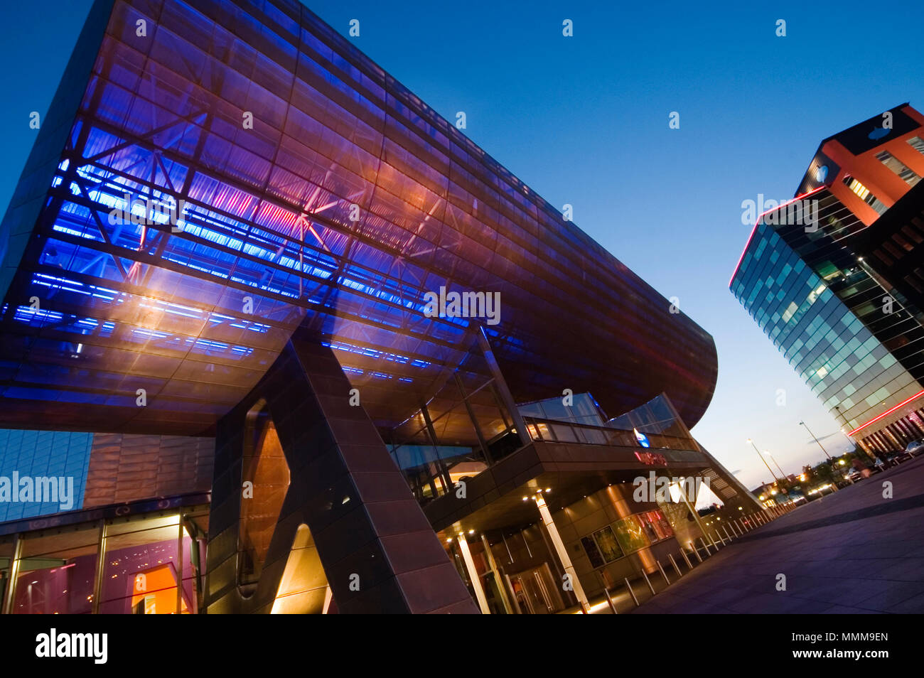 Mediacityuk and lowry centre night hi-res stock photography and images ...