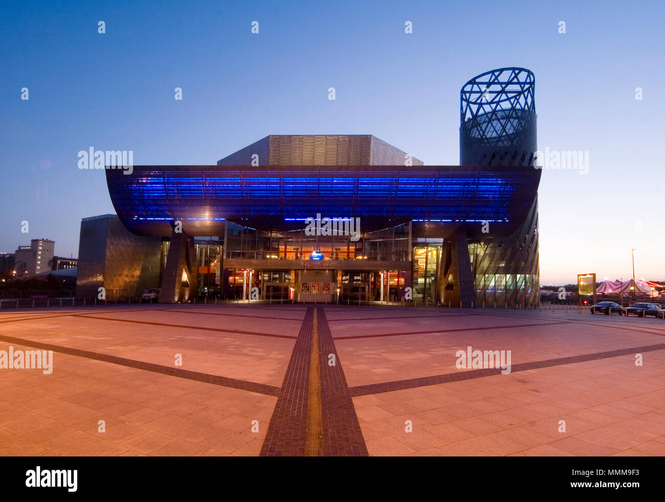 Mediacityuk and lowry centre night hi-res stock photography and images ...