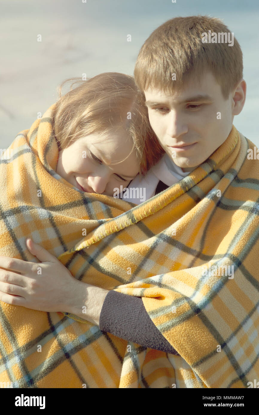 Winter couple cuddling blanket hi-res stock photography and images - Alamy
