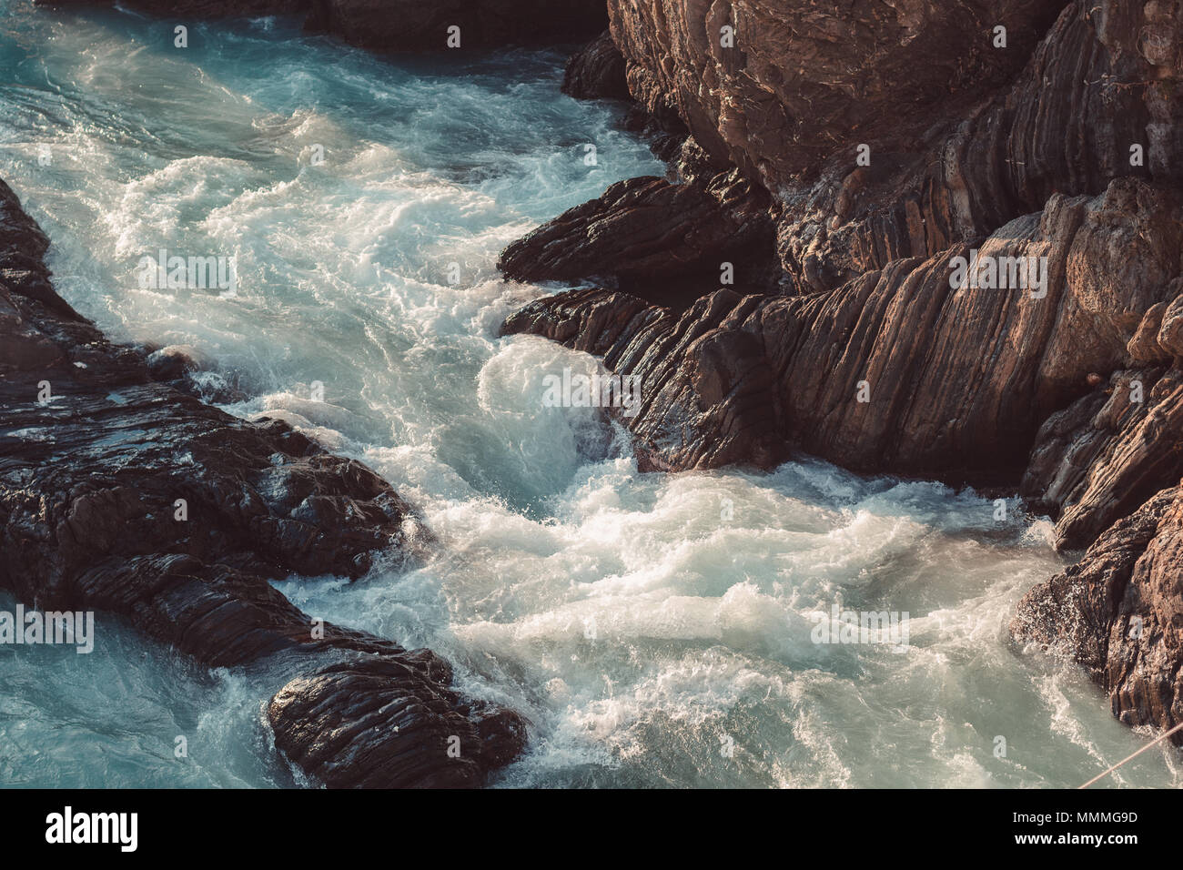 Splash against rocks hi-res stock photography and images - Alamy