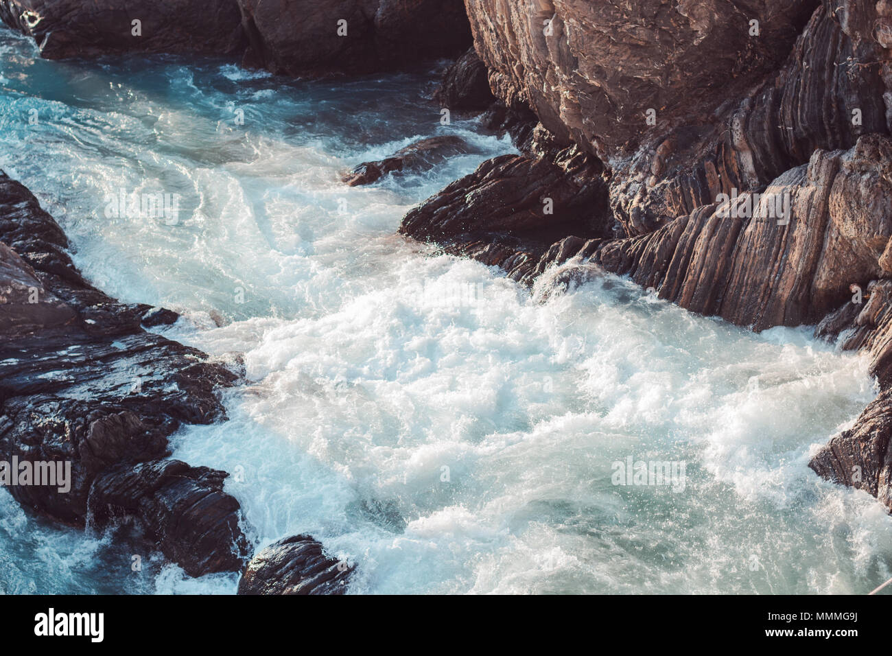 Wave crashing against rocks hi-res stock photography and images - Alamy
