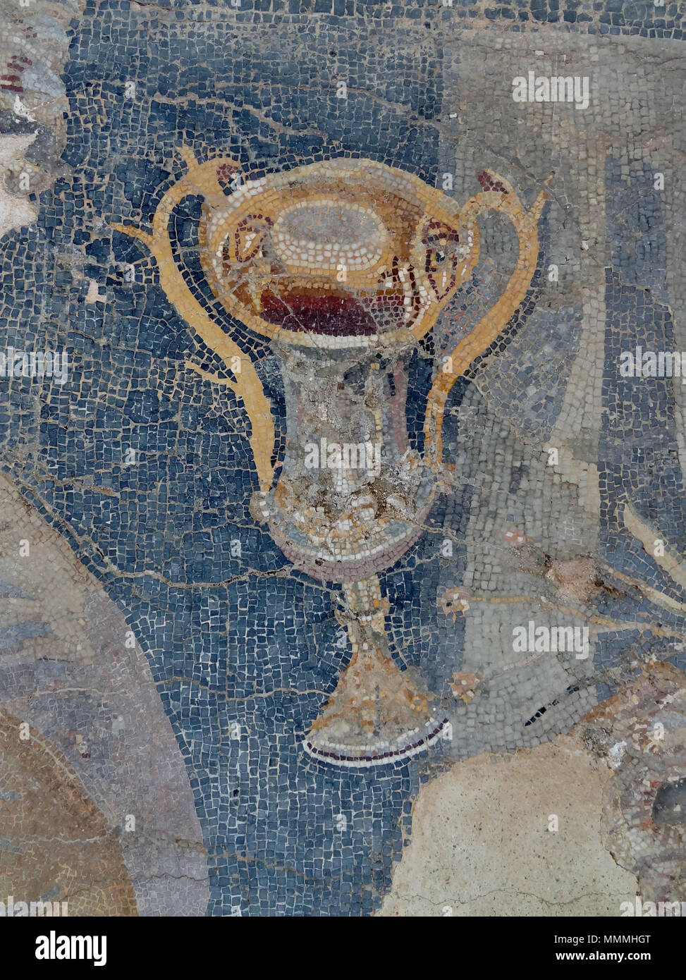 . Deutsch: Detail des Fußbodenmosaiks aus dem Haus des Dionysos, im ...