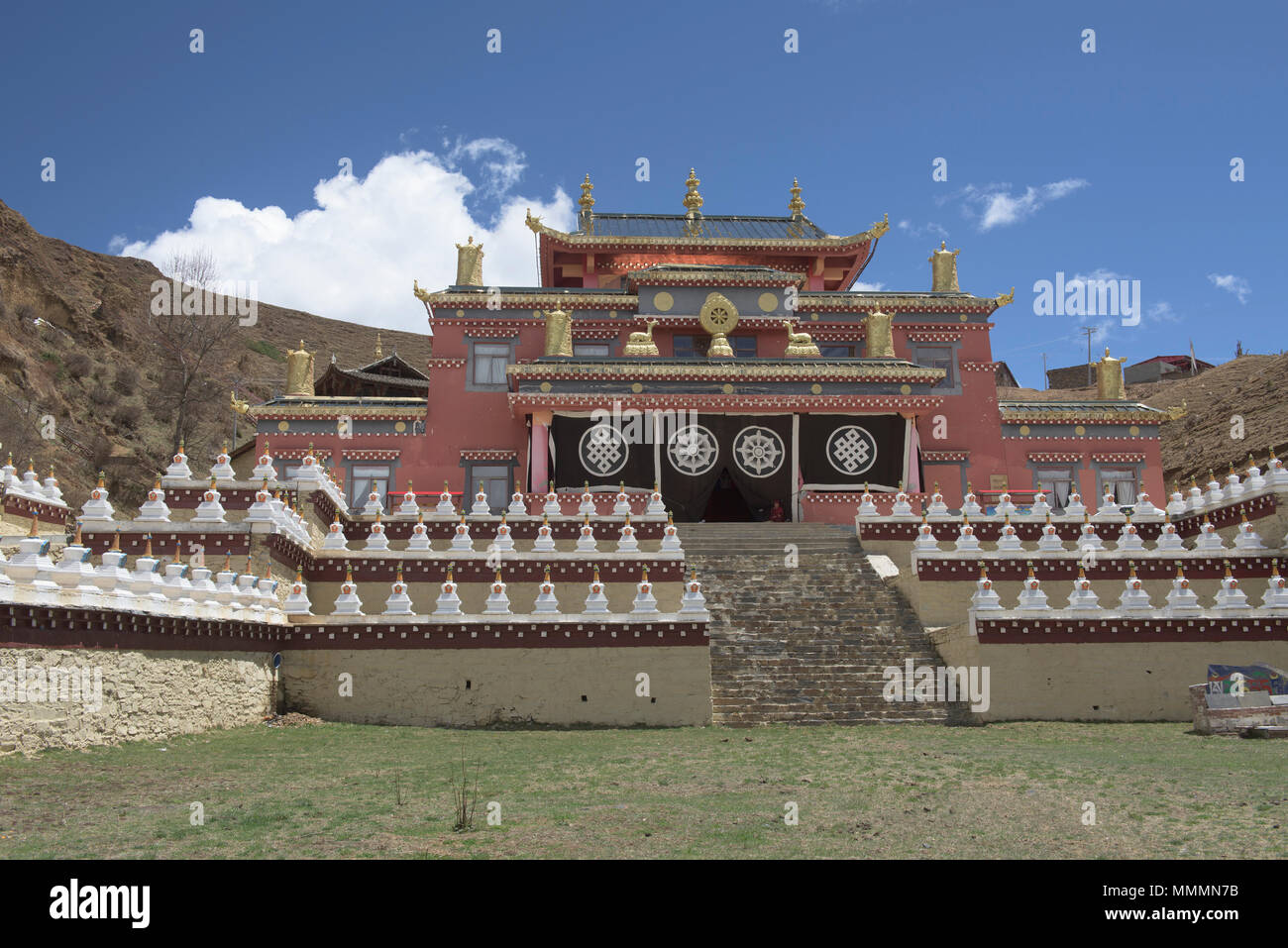 Gompa at the Ser Gergyo (Ani Gompa) nunnery, Tagong Grasslands, Sichuan ...