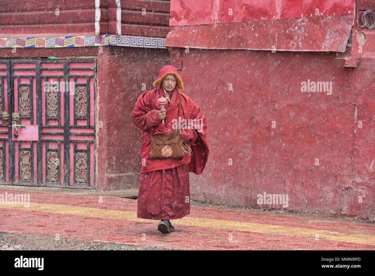Tibet monks in snow hi-res stock photography and images - Alamy