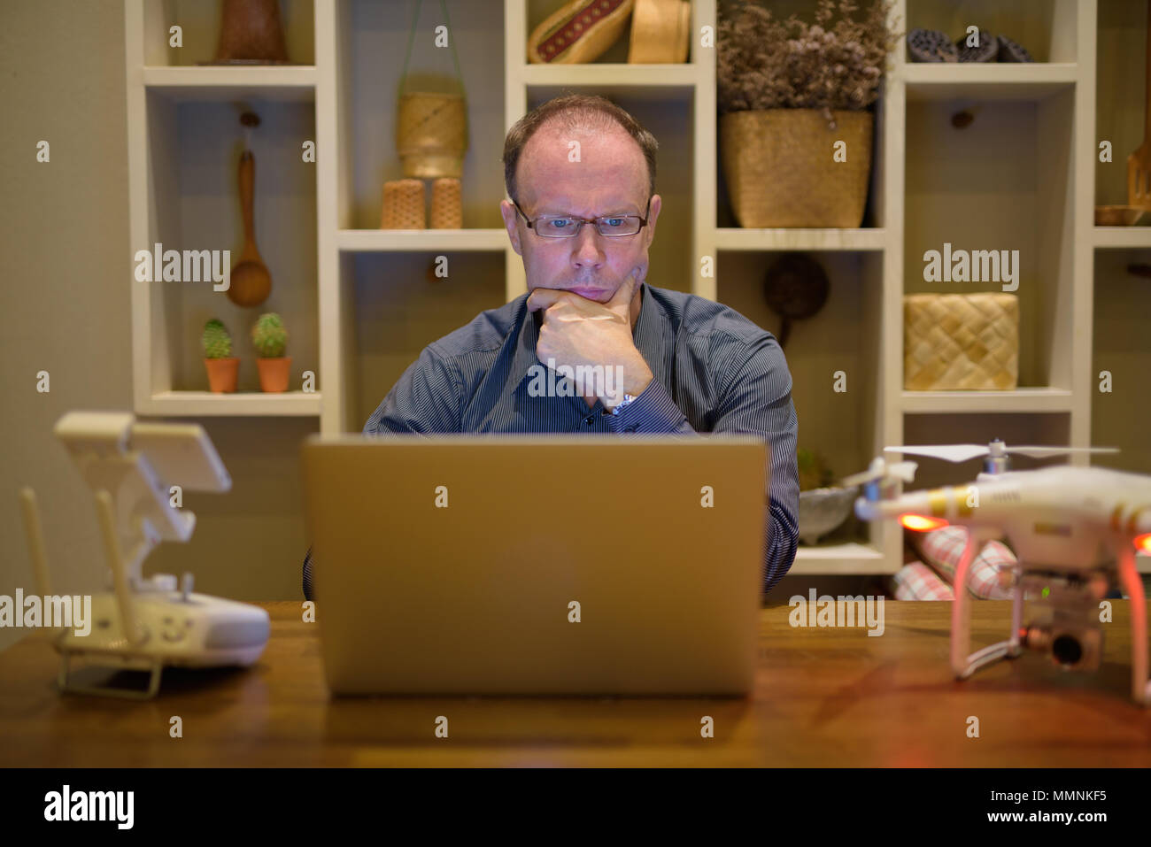 Hand laptop adult home hi-res stock photography and images - Alamy