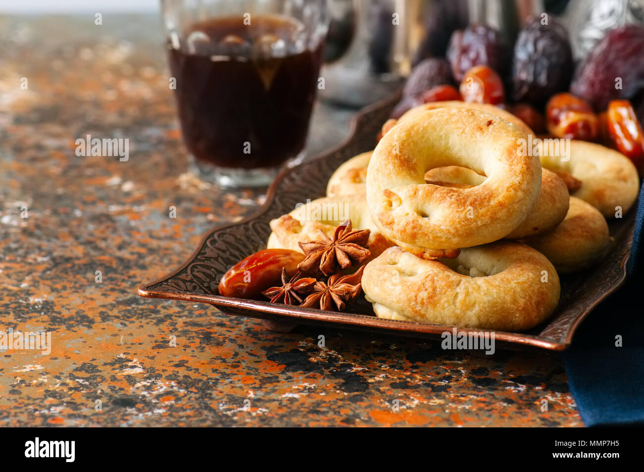 Traditional arabic date ring cookies - kaak bi ajwa, popular cookies ...