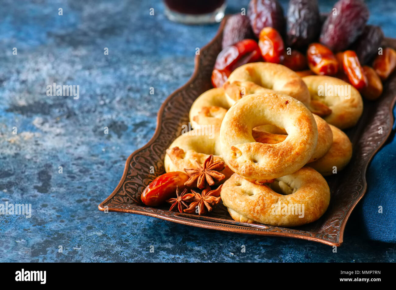 Traditional arabic date ring cookies - kaak bi ajwa, popular cookies ...