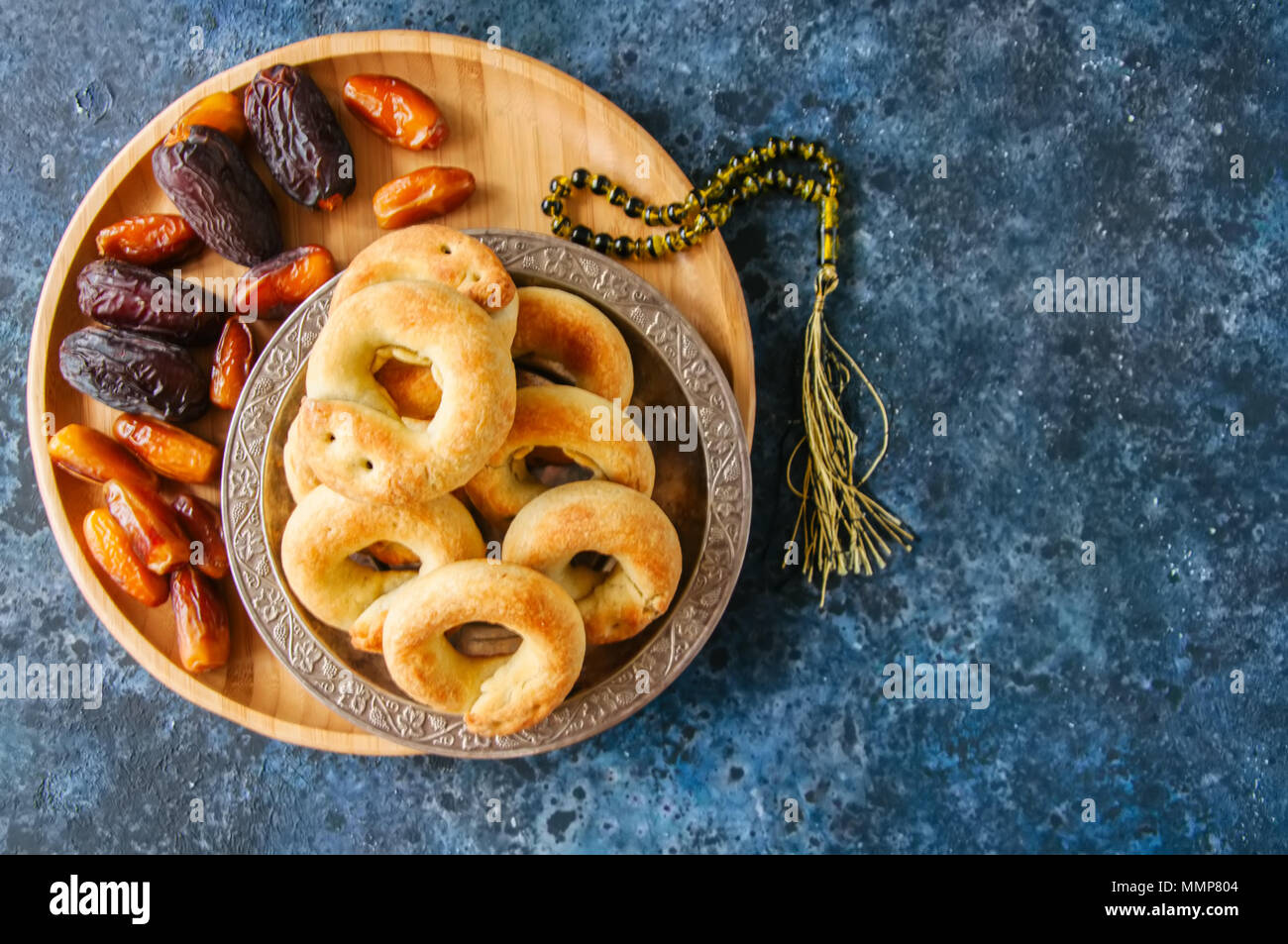 Traditional arabic date ring cookies - kaak bi ajwa, popular cookies ...