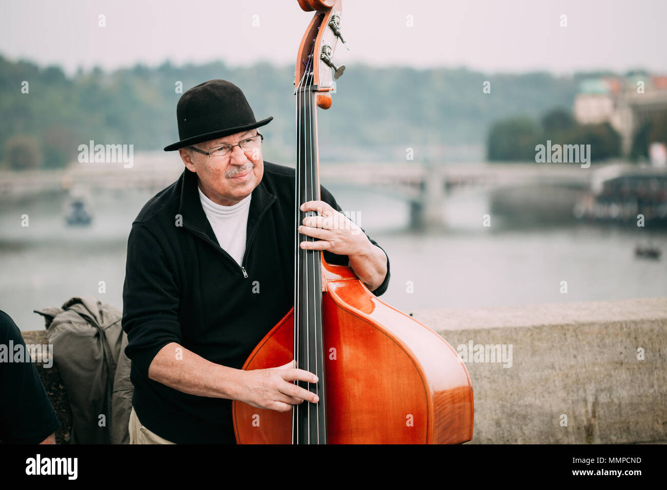 One man band busker musician hi-res stock photography and images - Alamy