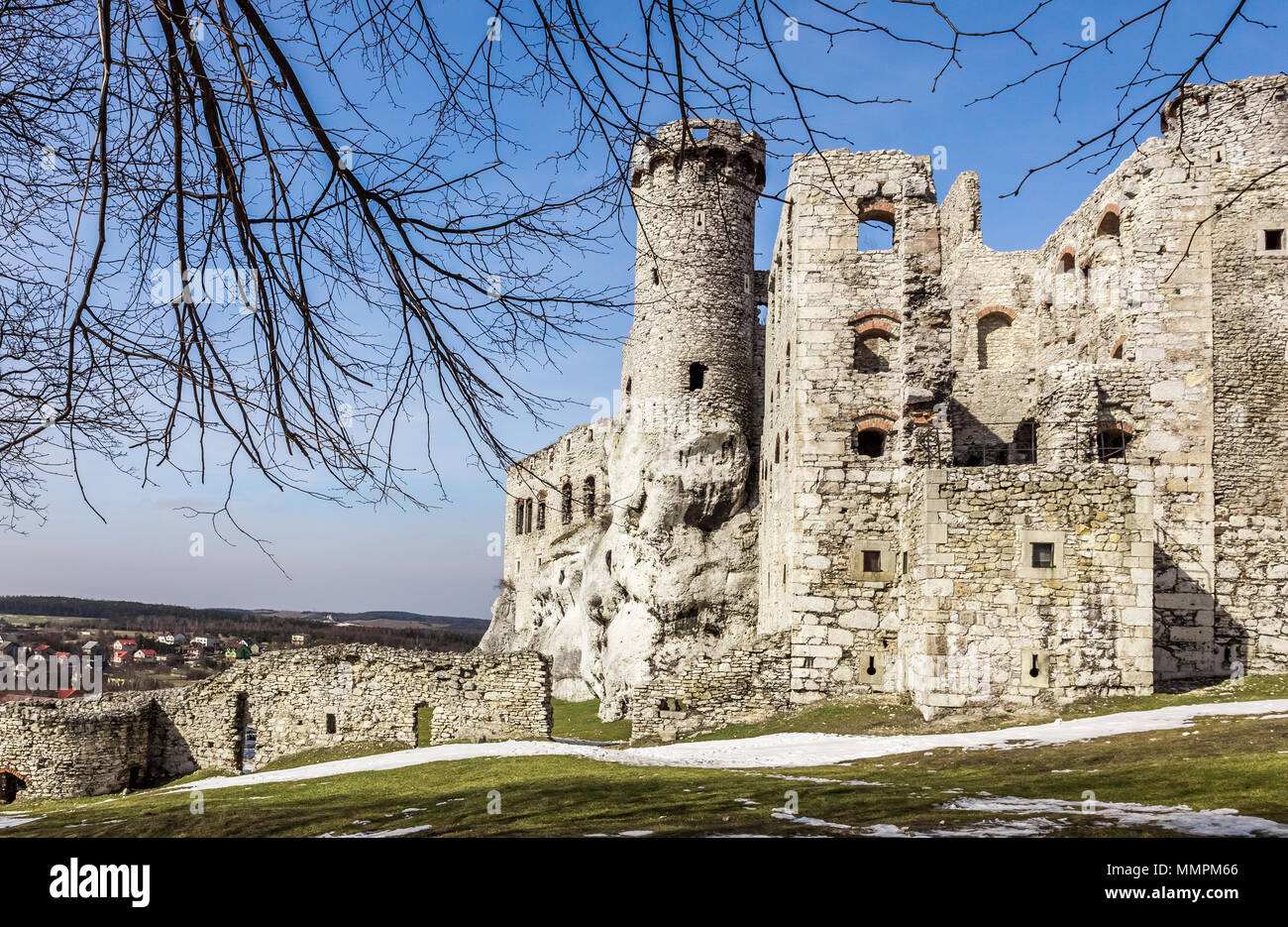 View medieval castle ruin hi-res stock photography and images - Alamy
