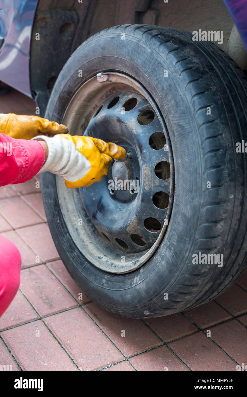 mechanic changing wheel on car Stock Photo - Alamy
