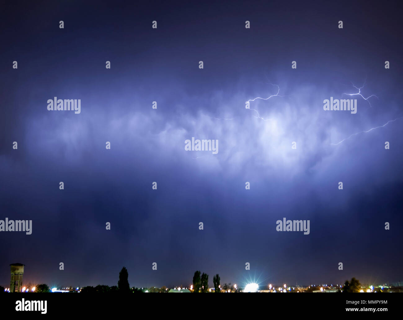 Supercell lightning hi-res stock photography and images - Alamy