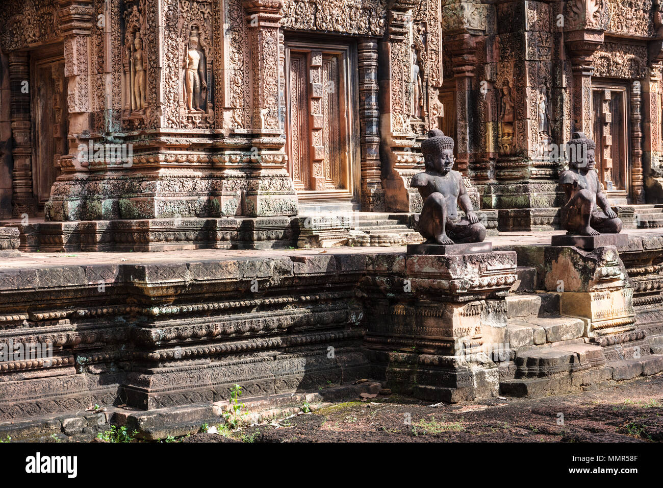 ruins at Banteay Srei red sandstone temple Stock Photo - Alamy