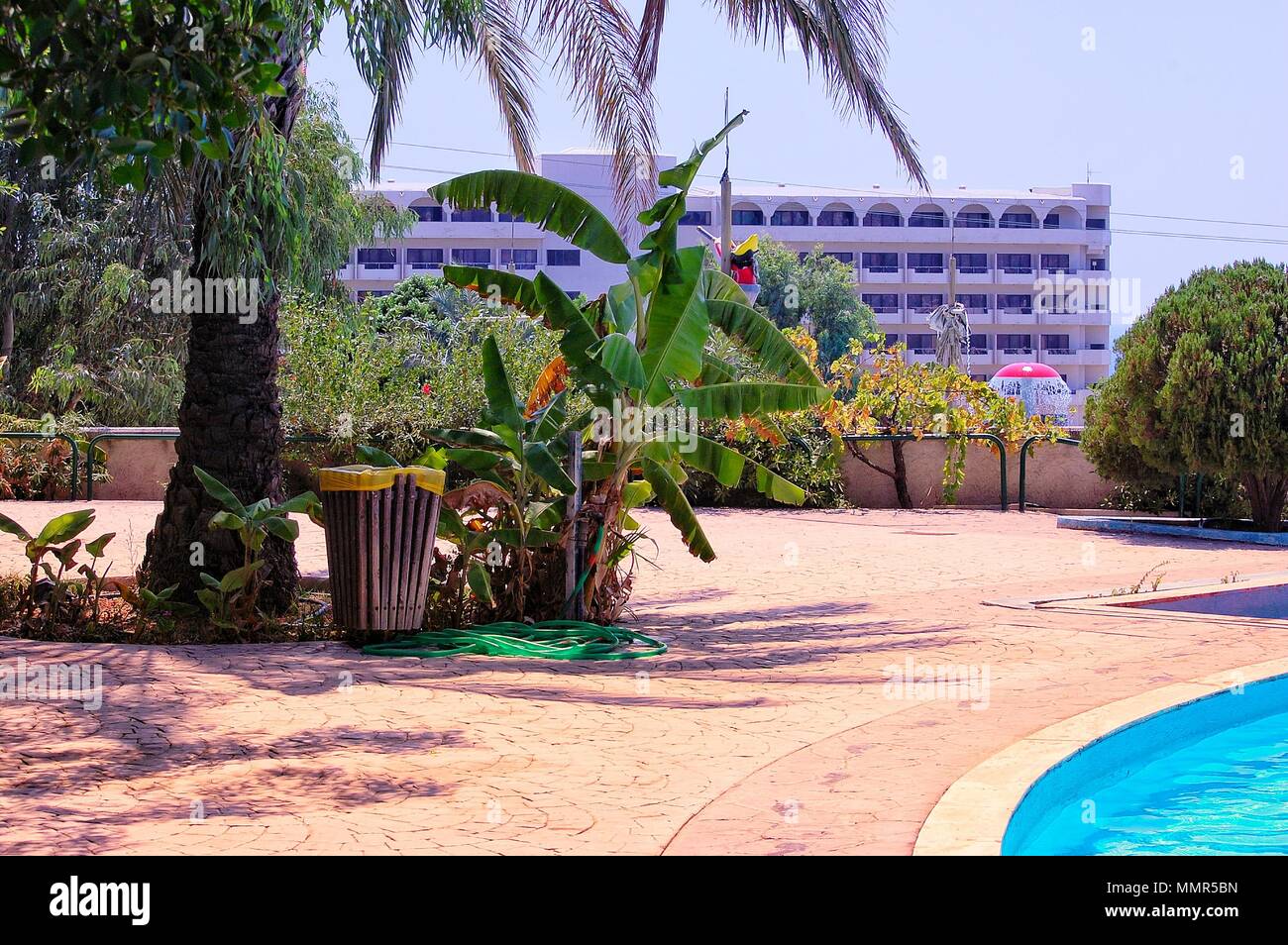 Luxury hotel pool side hi-res stock photography and images - Alamy