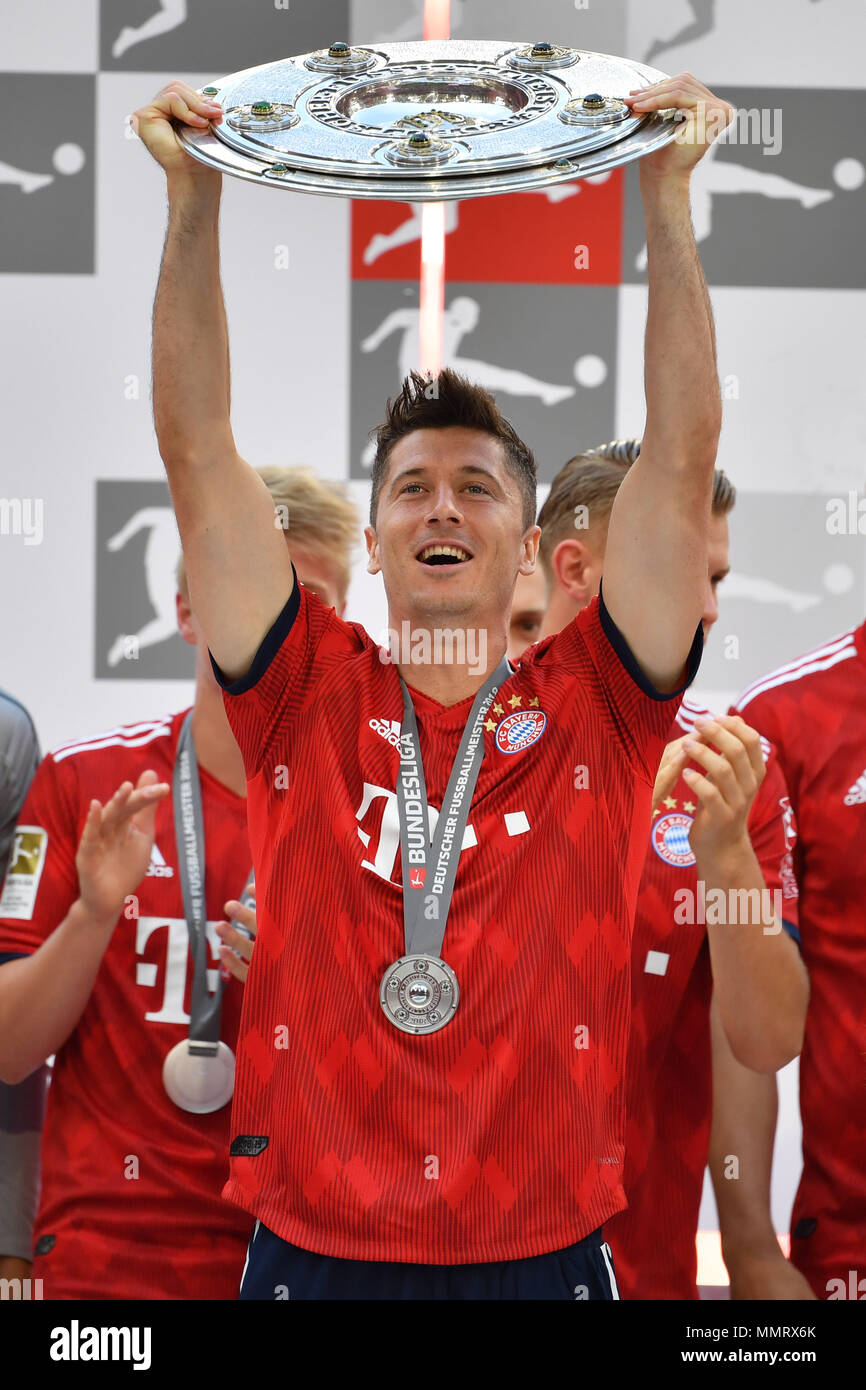 Robert LEWANDOWSKI (FC Bayern Munich) with shell, championship trophy ...