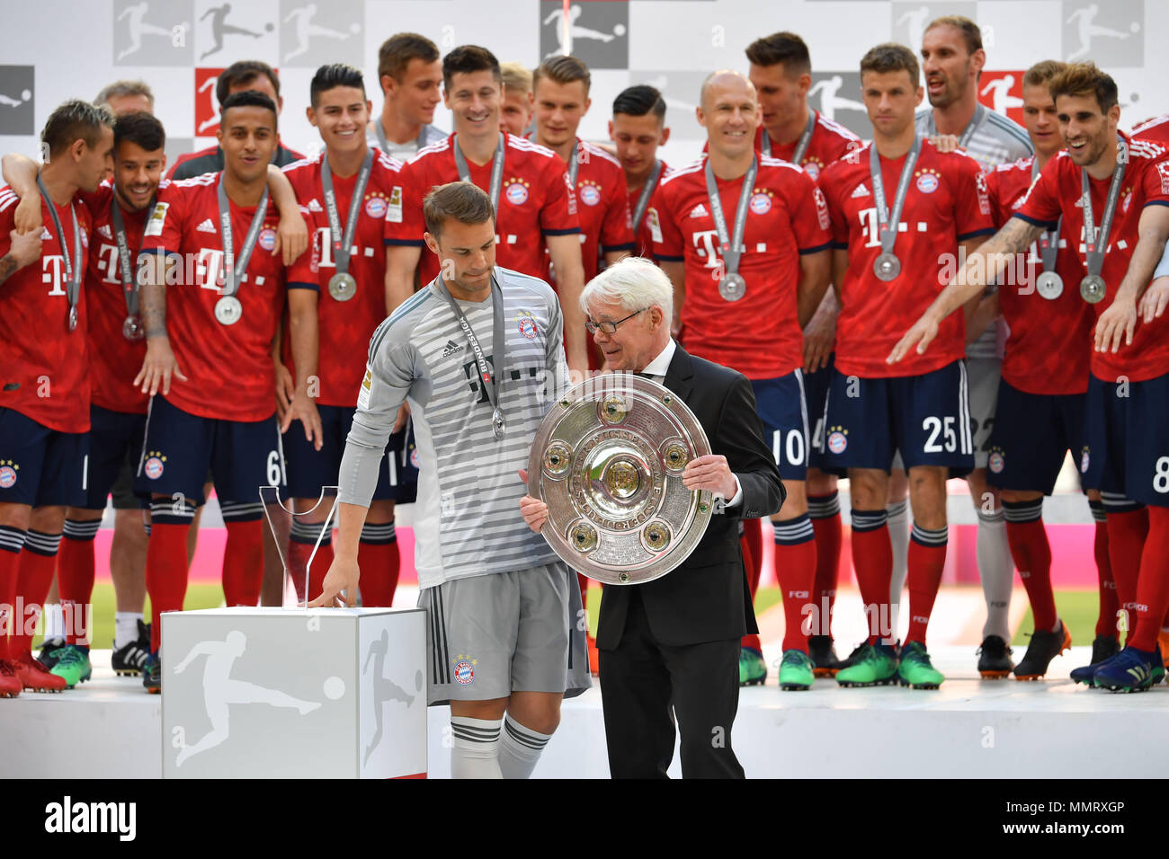 Manuel NEUER (goalkeeper FC Bayern Munich) receives the championship ...
