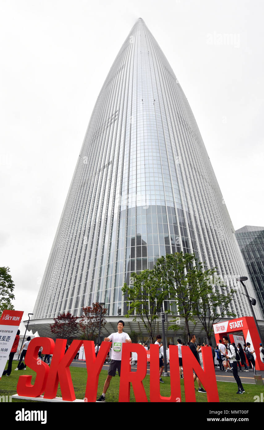 13th May, 2018. Int'l Skyrun at Lotte World Tower A participant poses ...