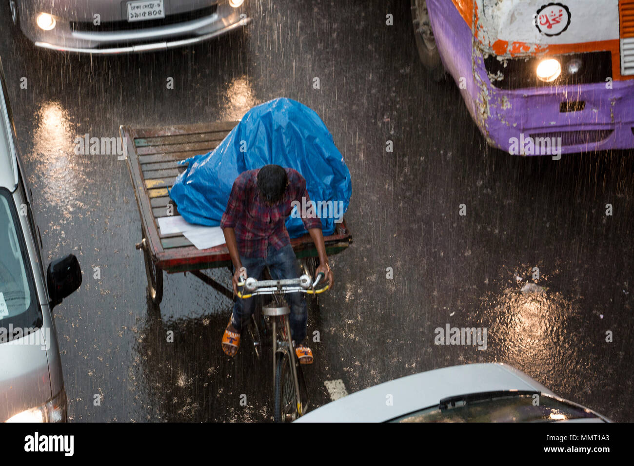 Dhaka, Bangladesh. 13th May 2018. Street view during sudden storm and ...