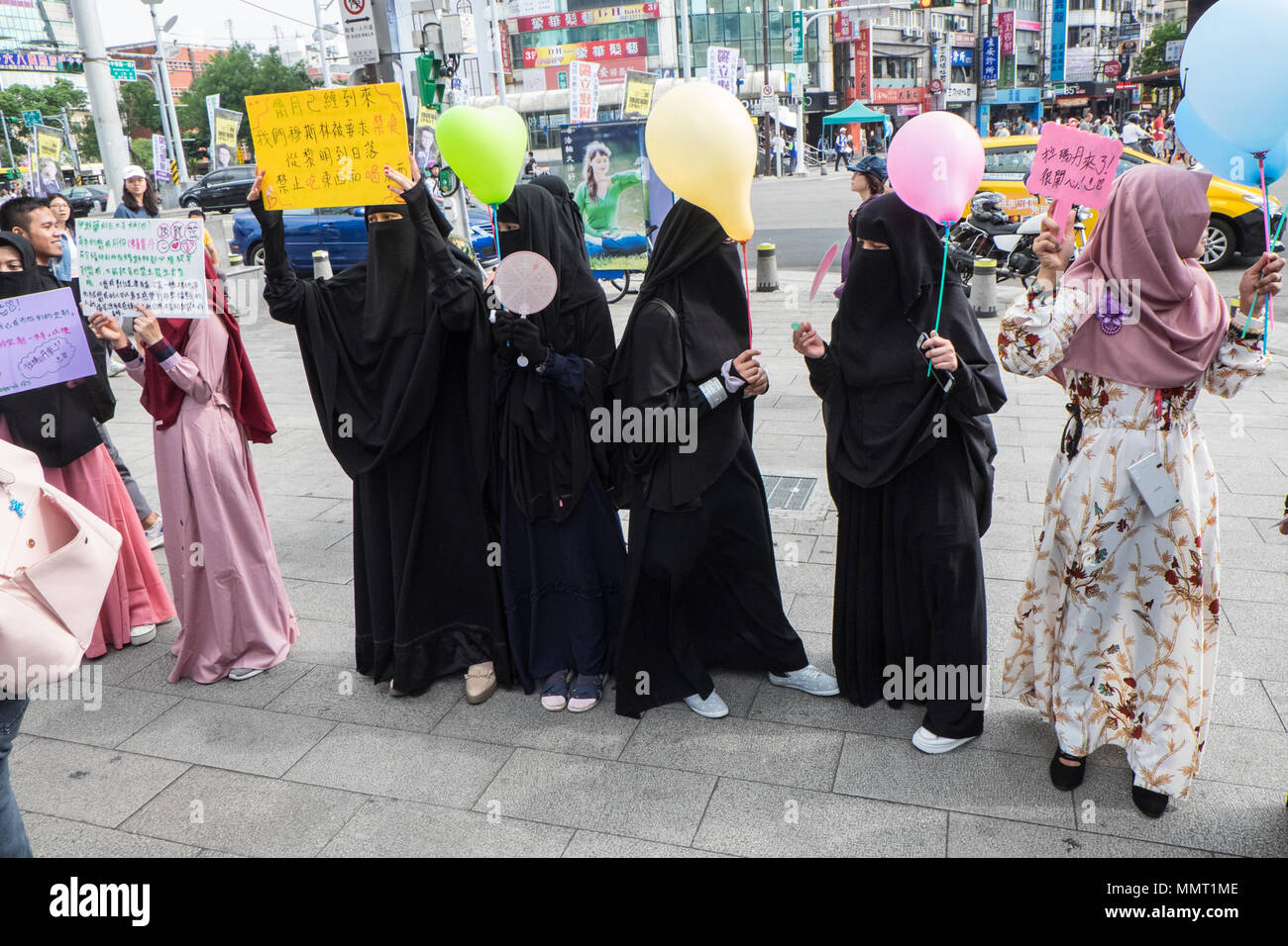 Taipei, Taiwan. 13th May 2018. Muslims,mostly women,from Indonesia ...