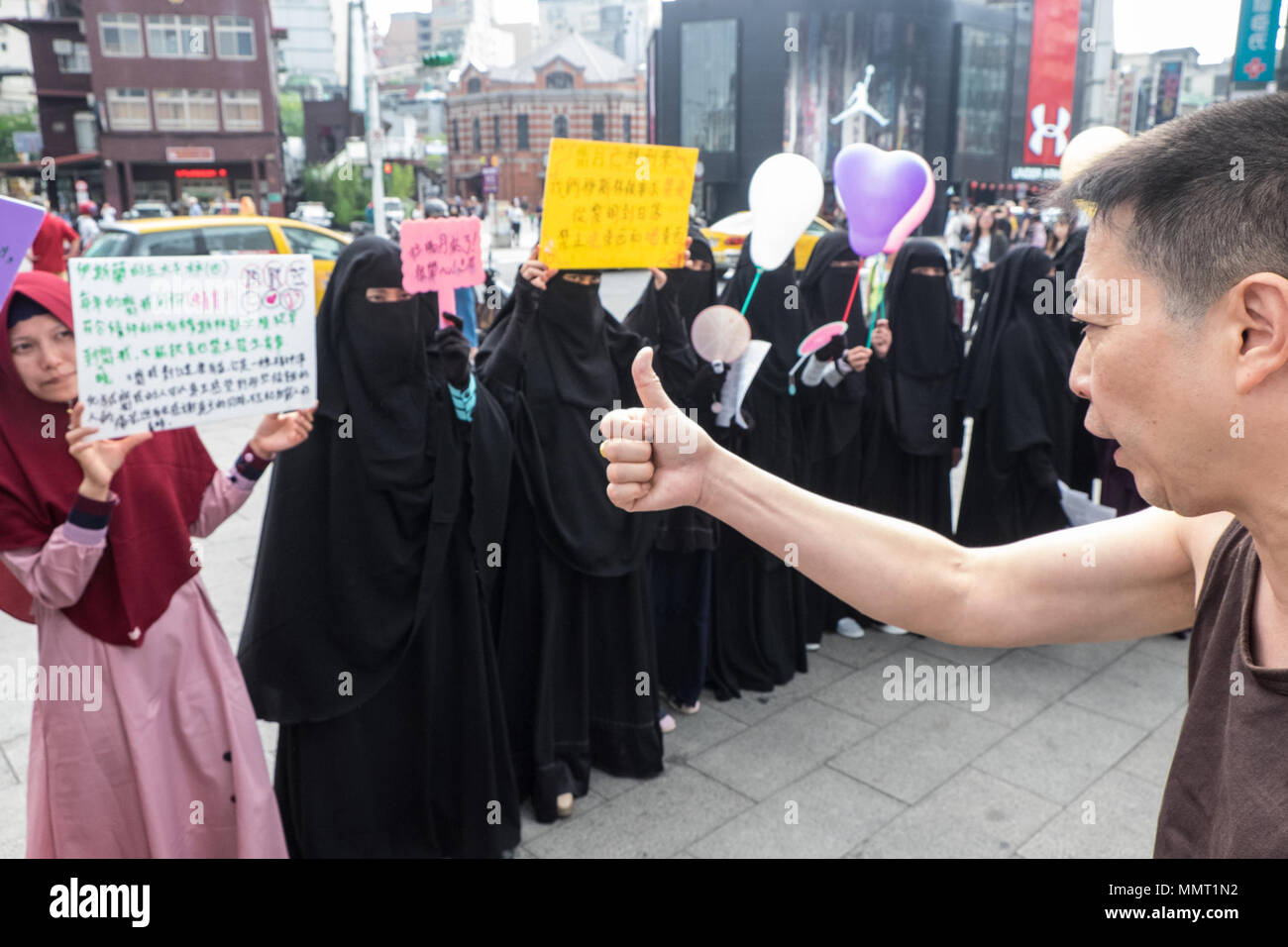 Taipei, Taiwan. 13th May 2018. Muslims,mostly women,from Indonesia ...