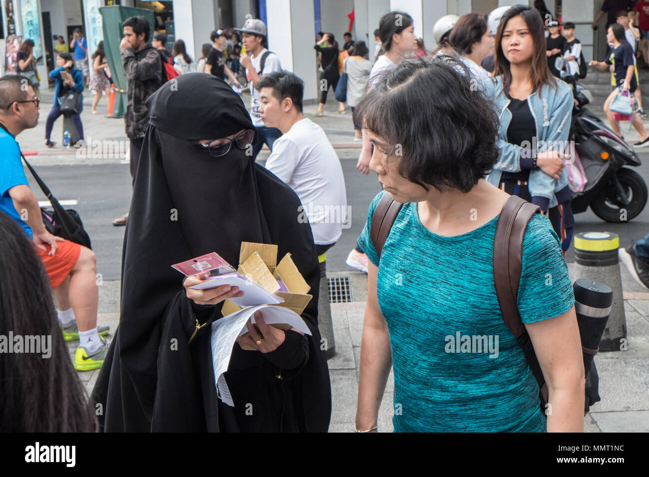 Taipei, Taiwan. 13th May 2018. Muslims,mostly women,from Indonesia ...