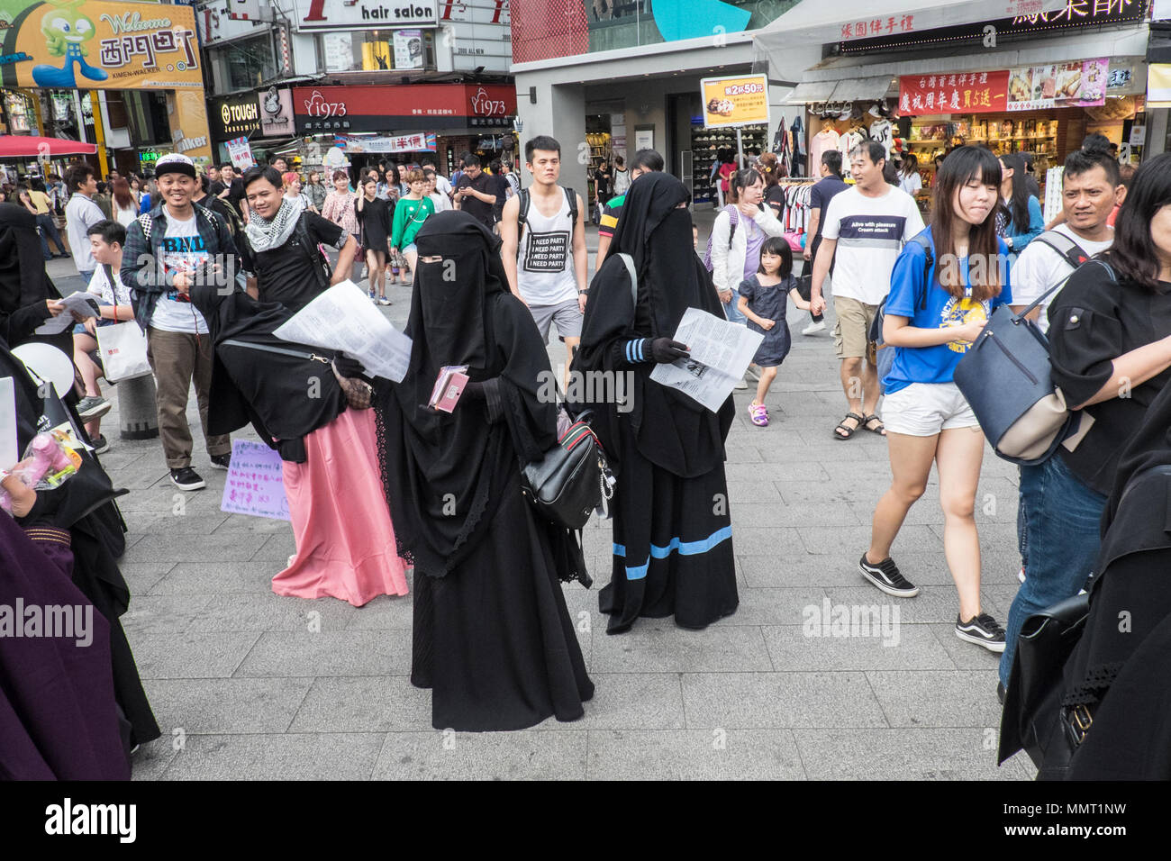 Taipei, Taiwan. 13th May 2018. Muslims,mostly women,from Indonesia ...