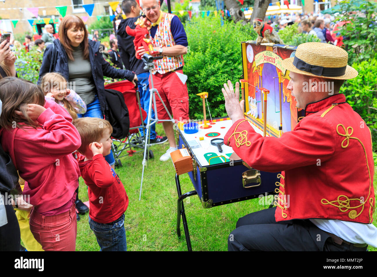 Covent Garden, London, 13th May 2018. Kids enjoy a puppet performance ...