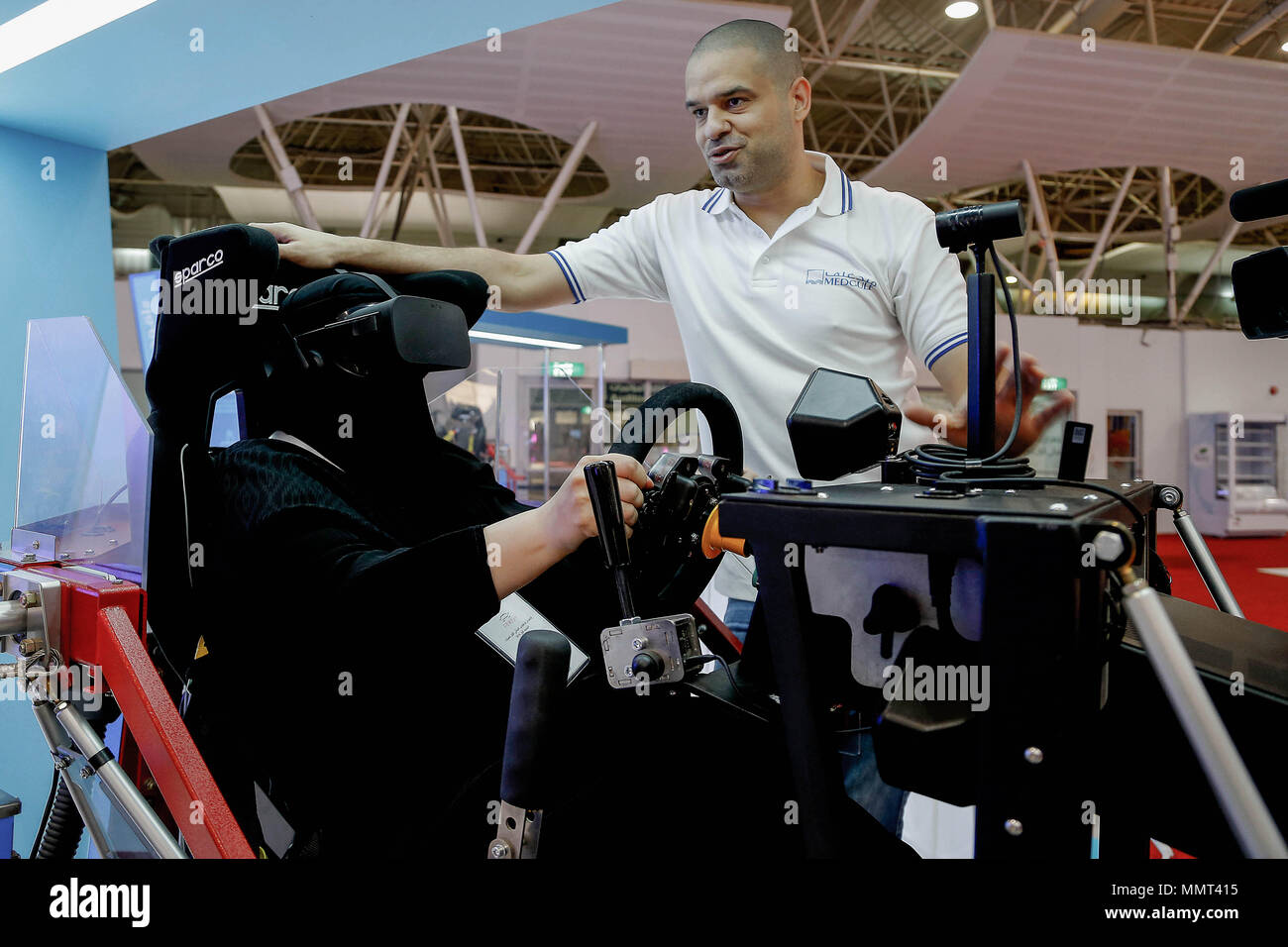 Riyadh, Saudi Arabia. 13th May, 2018. A women sits in a driving ...