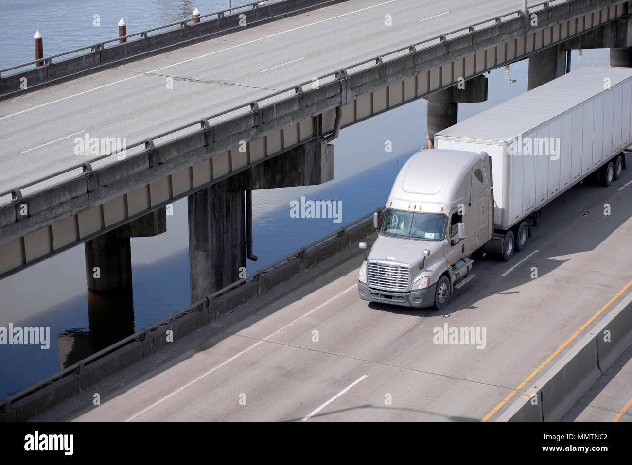 Trucking urban roadway hi-res stock photography and images - Alamy