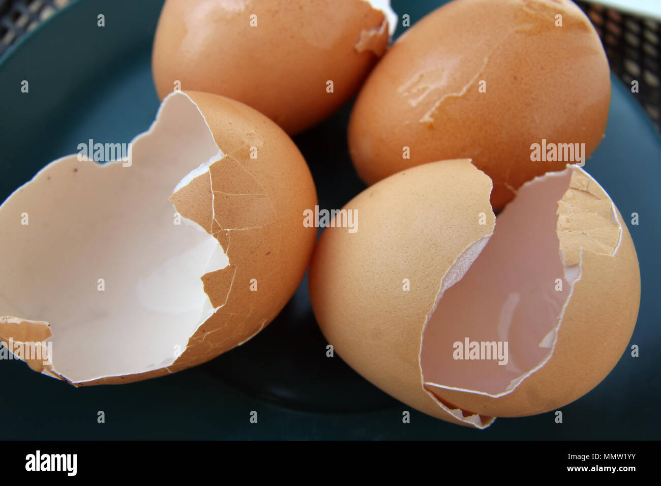 Cracked egg shells. Cracked eggs Stock Photo - Alamy