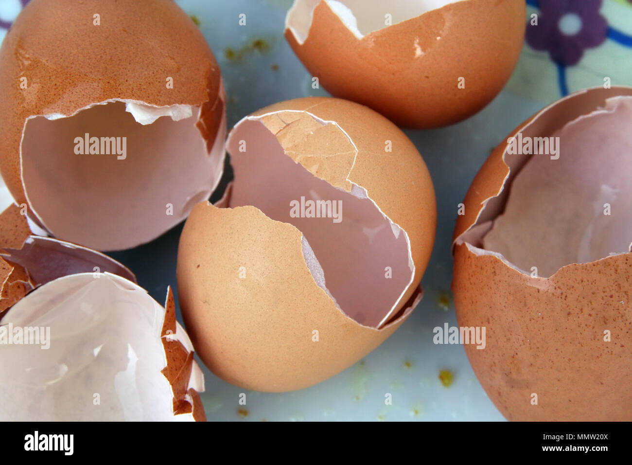 Cracked egg shells. Cracked eggs Stock Photo - Alamy