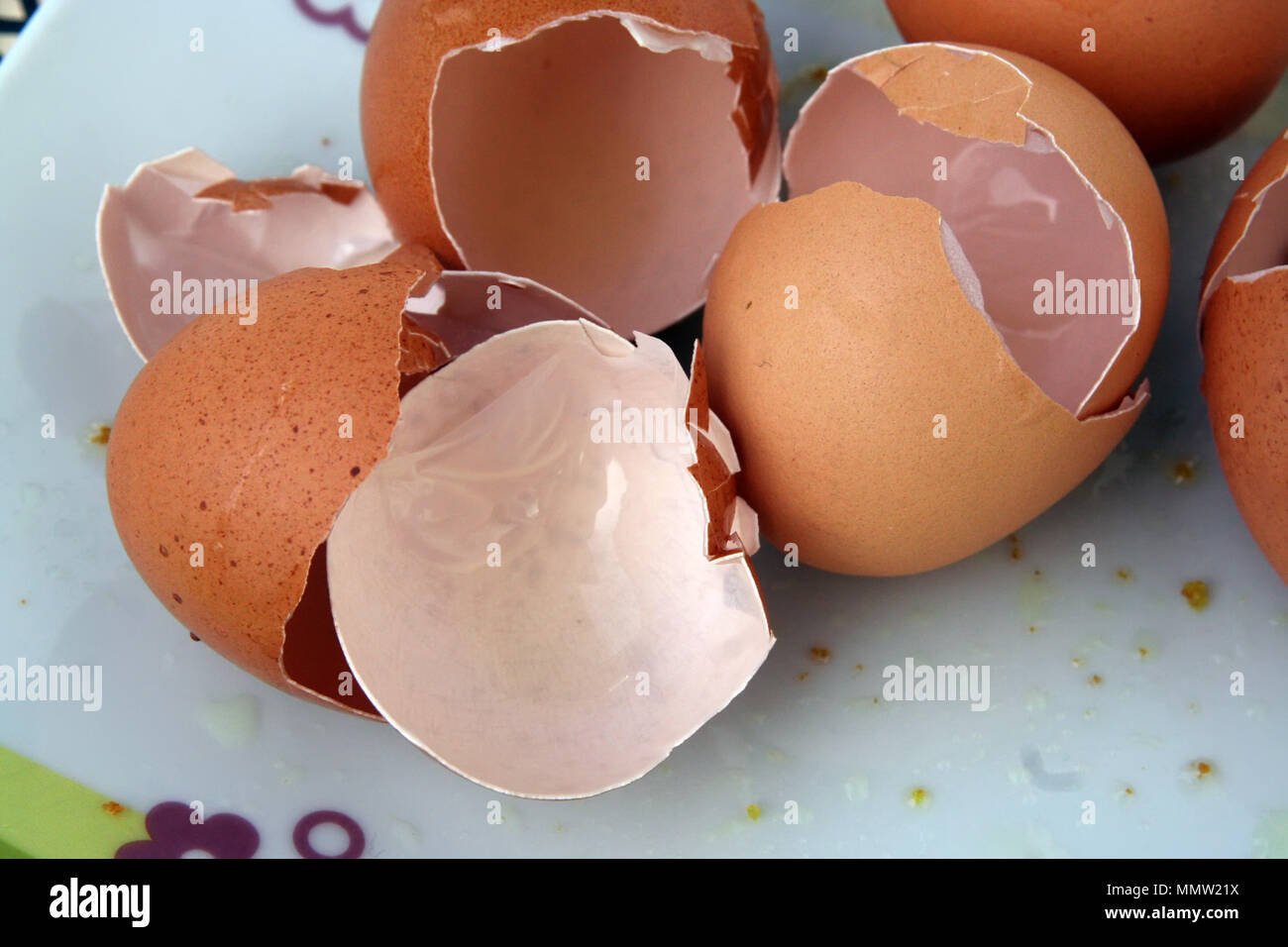 Cracked egg shells. Cracked eggs Stock Photo - Alamy