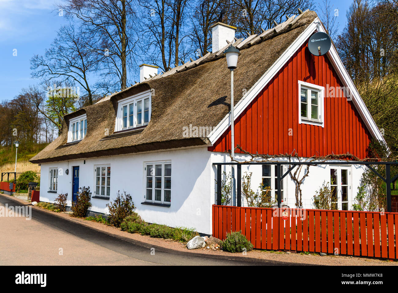 Roadside house hi-res stock photography and images - Alamy