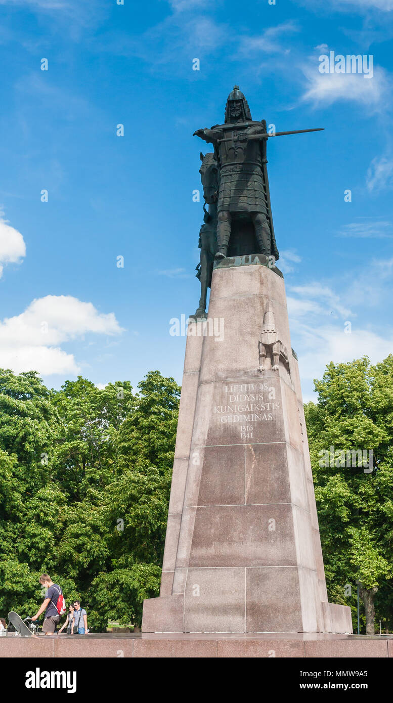 Monument to Duke Gediminas in Cathedral Square. Vilnius Stock Photo - Alamy