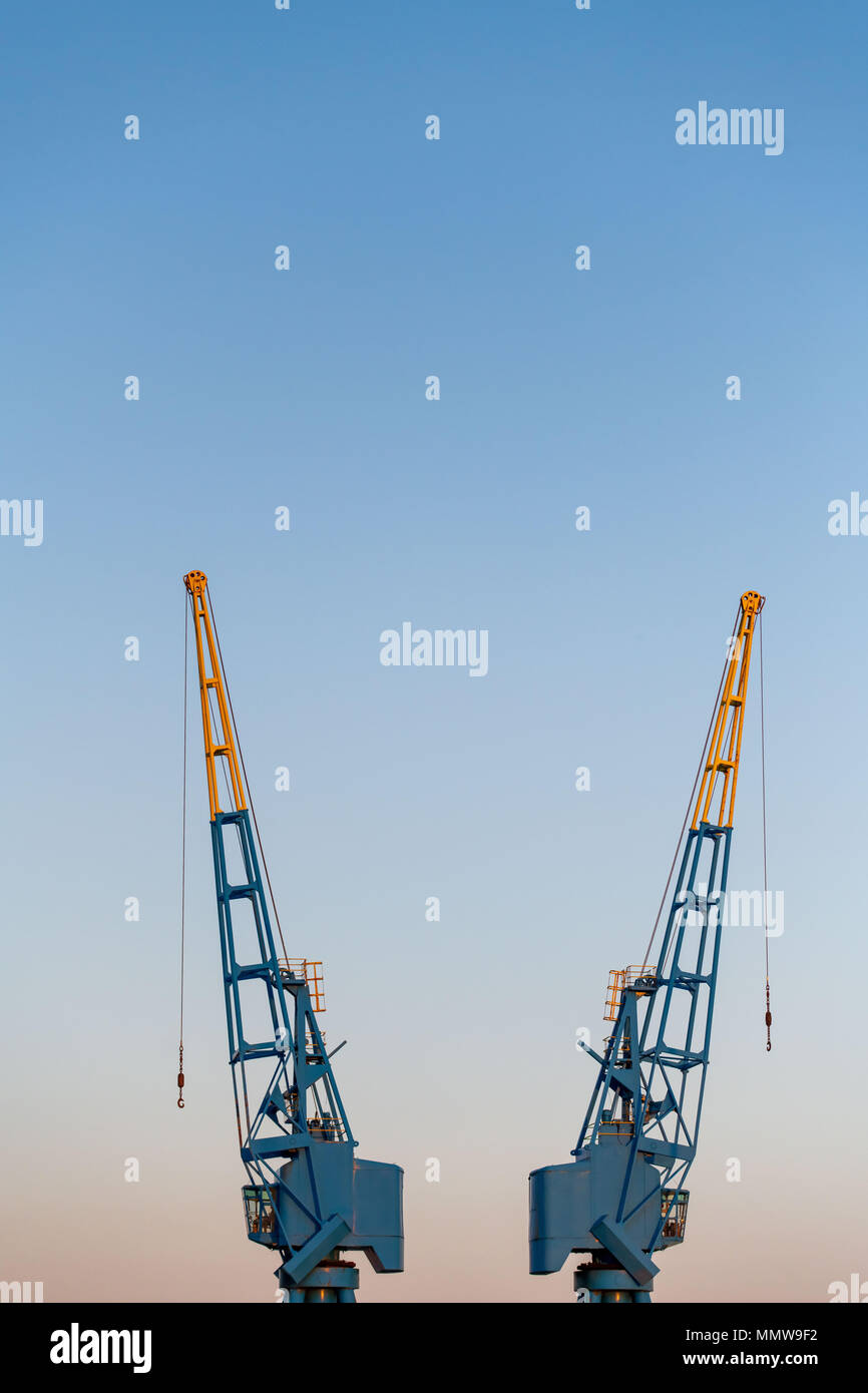 Cardiff port crane hi-res stock photography and images - Alamy