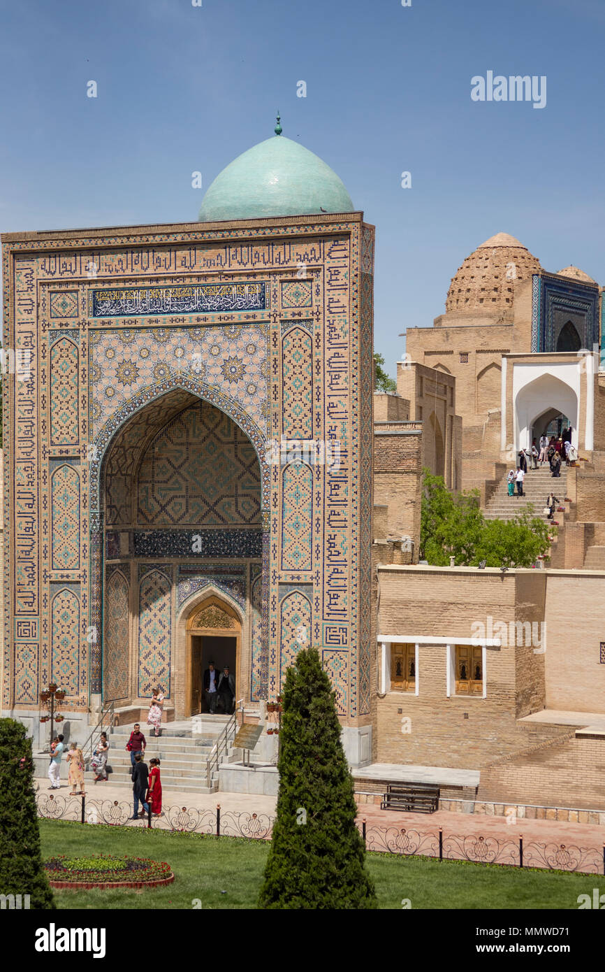 Entrance to Shakhi Zindar Complex, Samarkand, Uzbekistan Stock Photo ...