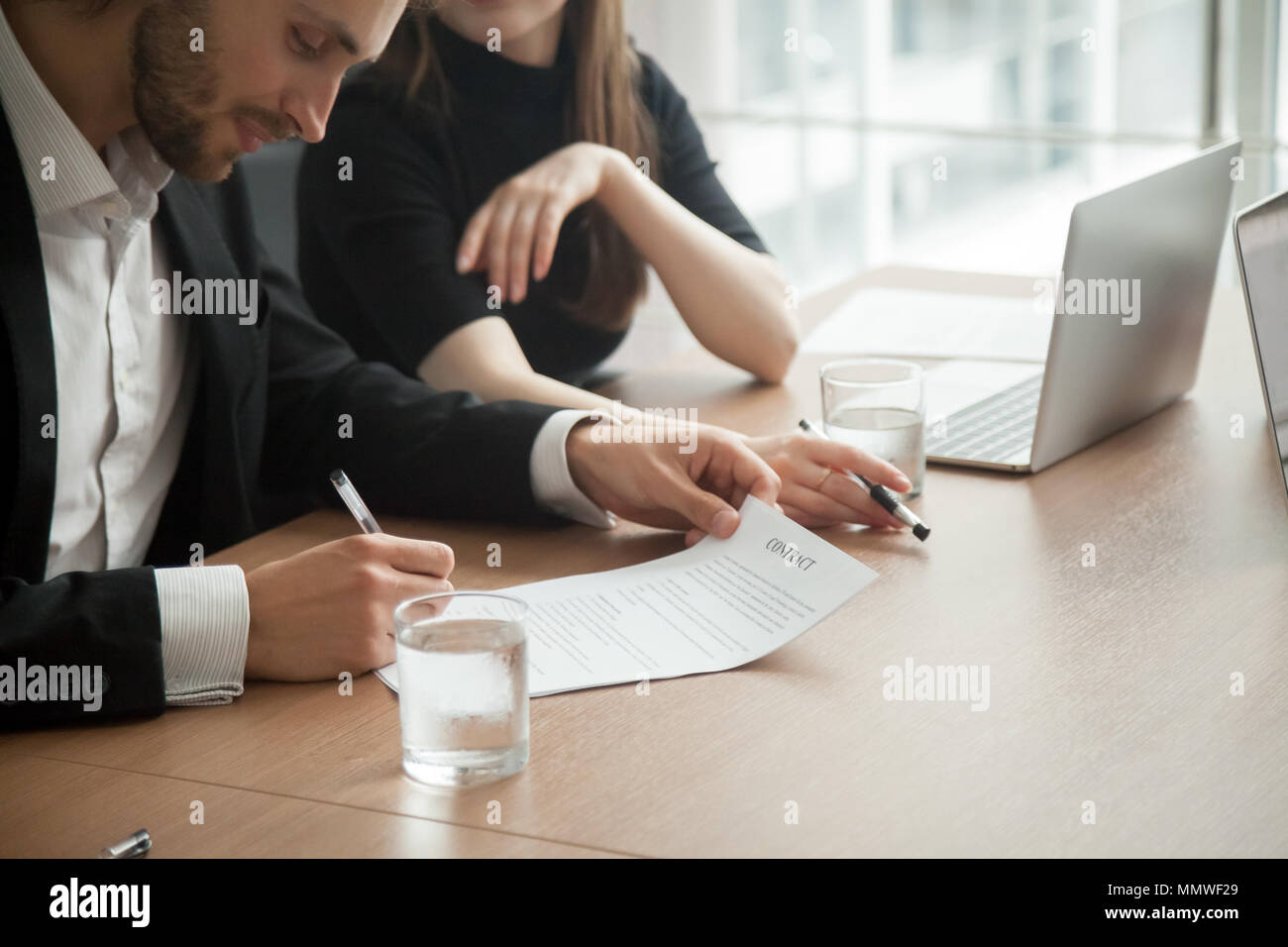 Signing business contract hi-res stock photography and images - Alamy