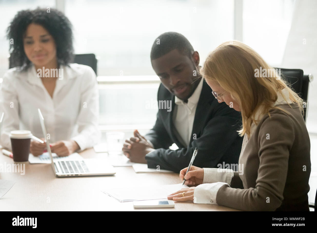 African hand signing legal document hi-res stock photography and images ...