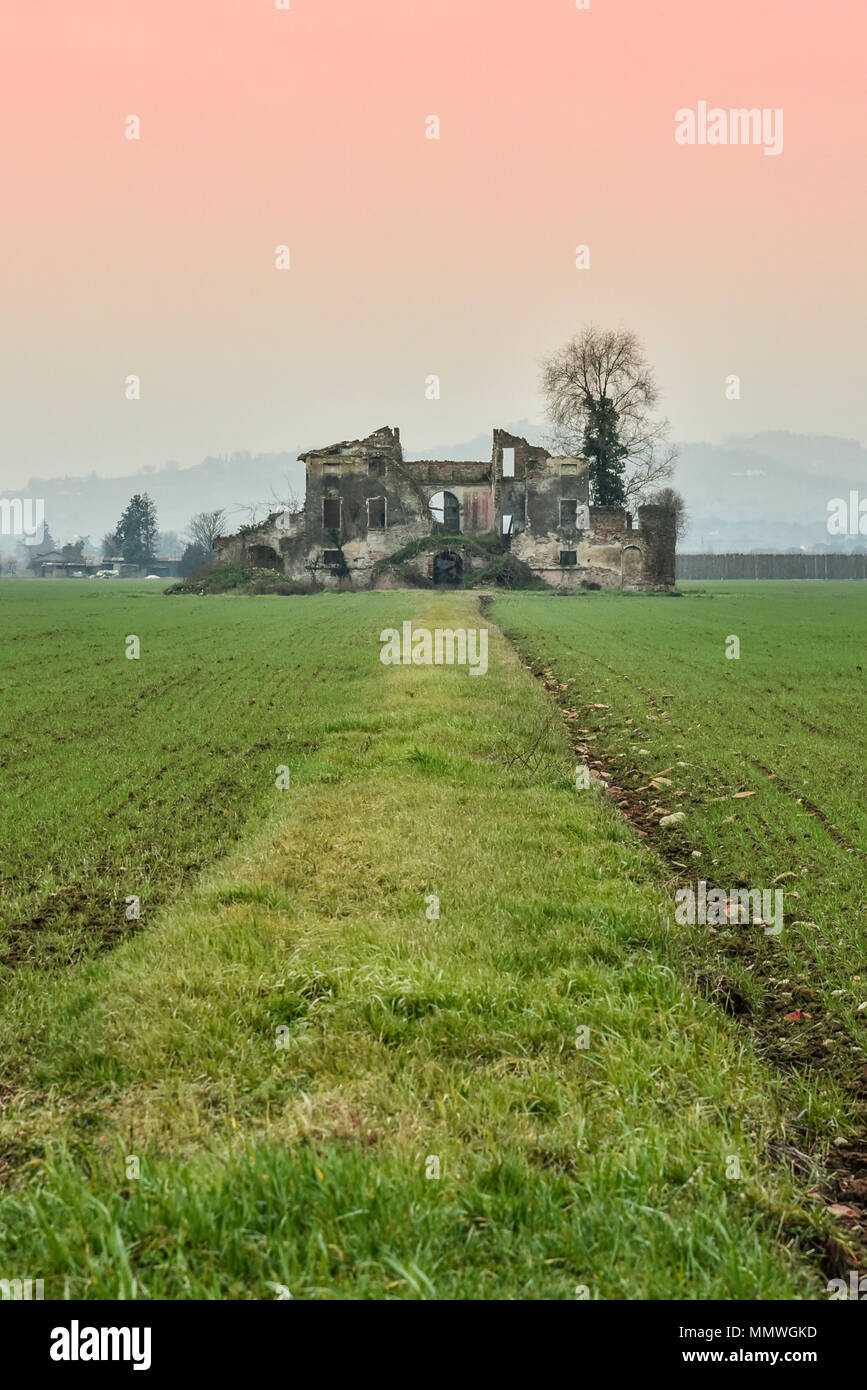 Ruined old countryside house. Abandoned house feels bad Stock Photo - Alamy