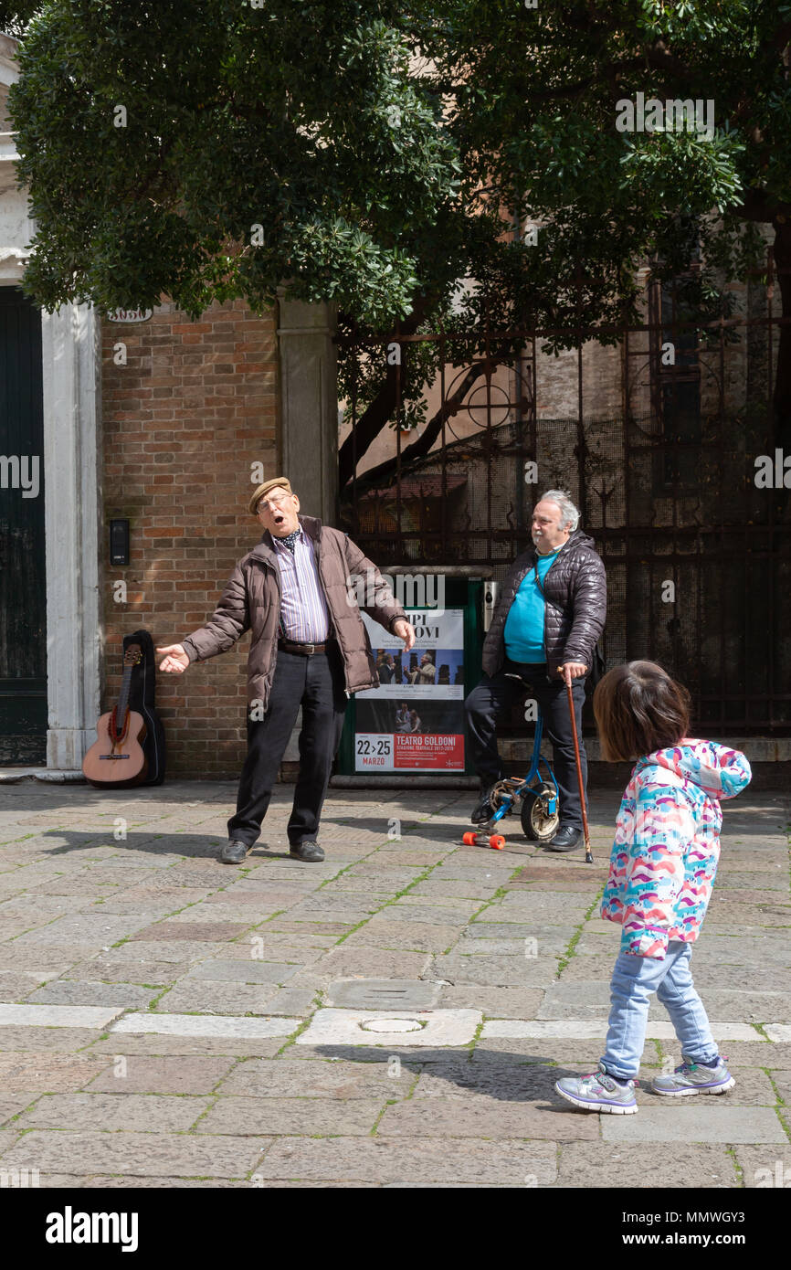 Busker singing hi-res stock photography and images - Alamy