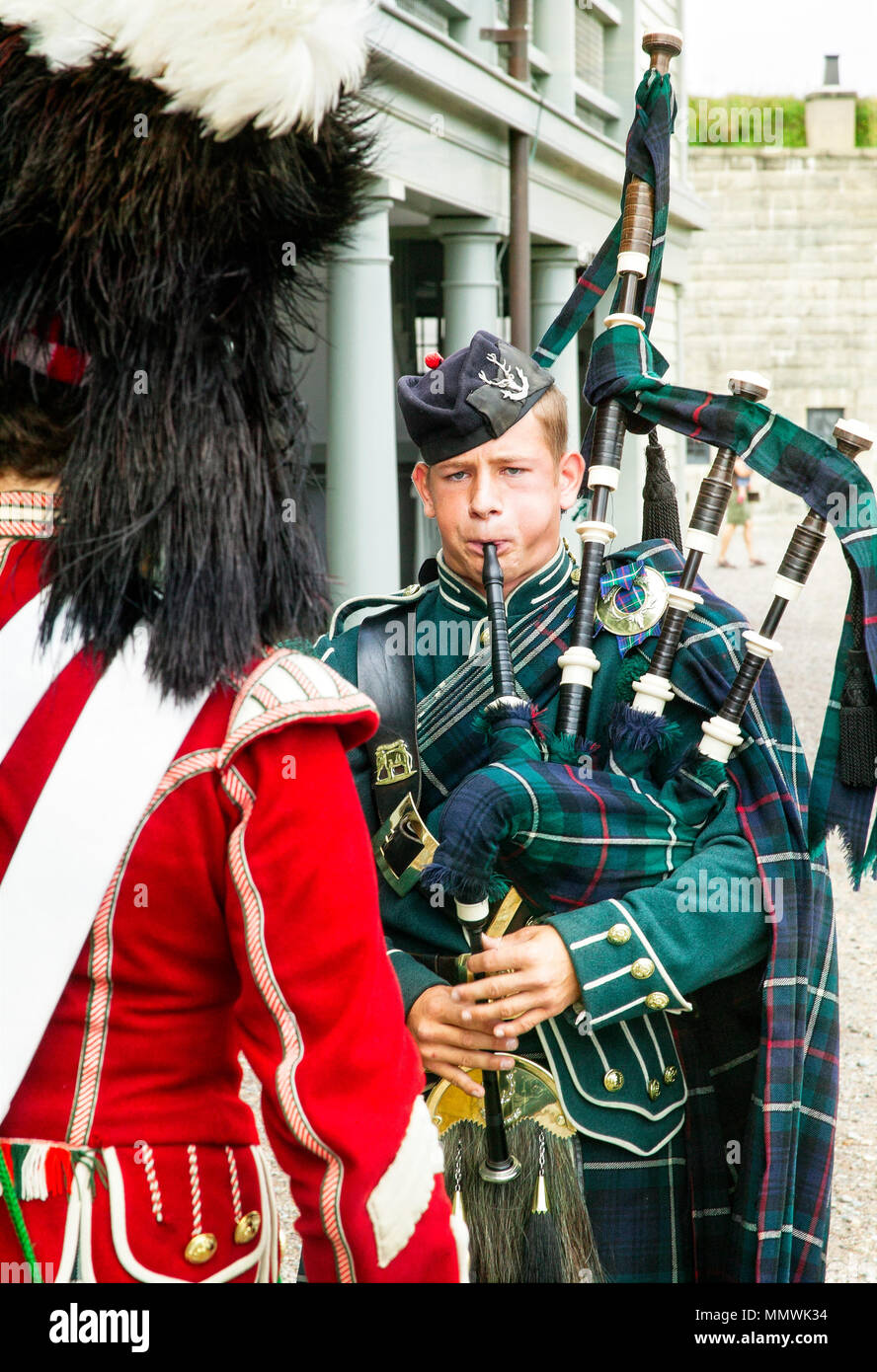Military bagpiper hi-res stock photography and images - Alamy