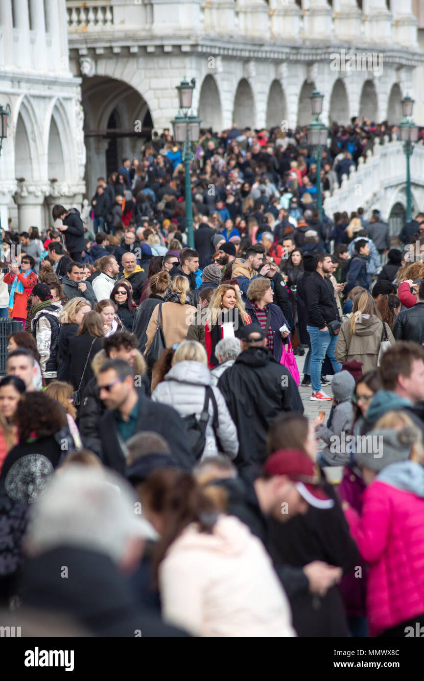 Crowd of tourists italy hi-res stock photography and images - Alamy