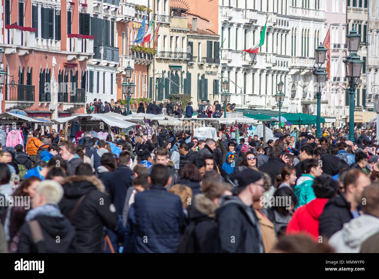 Overcrowded tourists hi-res stock photography and images - Alamy