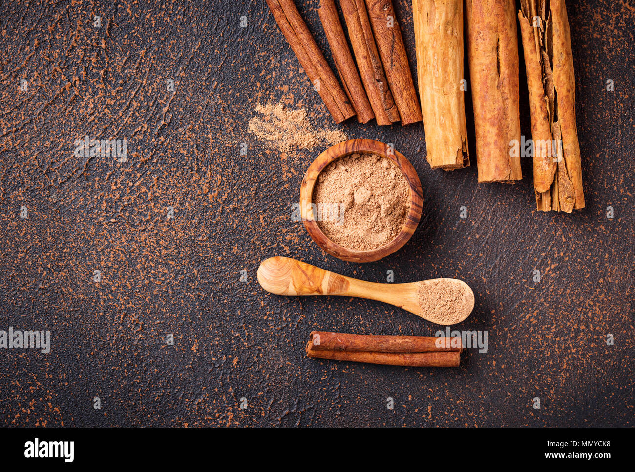 Ceylon cinnamon and cassia, sticks and powder Stock Photo - Alamy